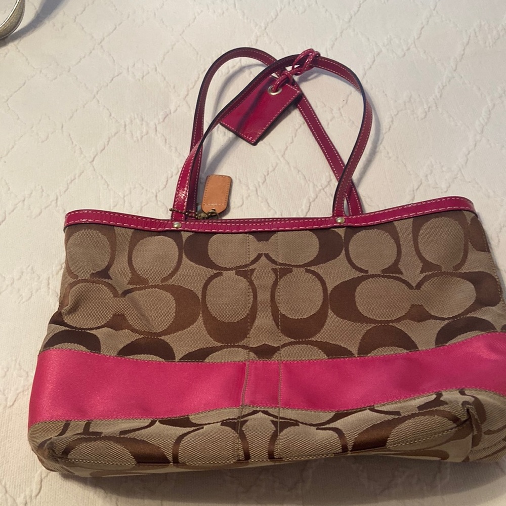 Coach Tote Bag Highlighted In Hot Pink - Gem